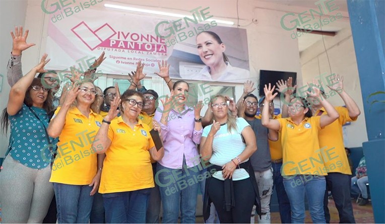 Entrega diputada Ivonne Pantoja lentes a zamoranos | Gente del Balsas